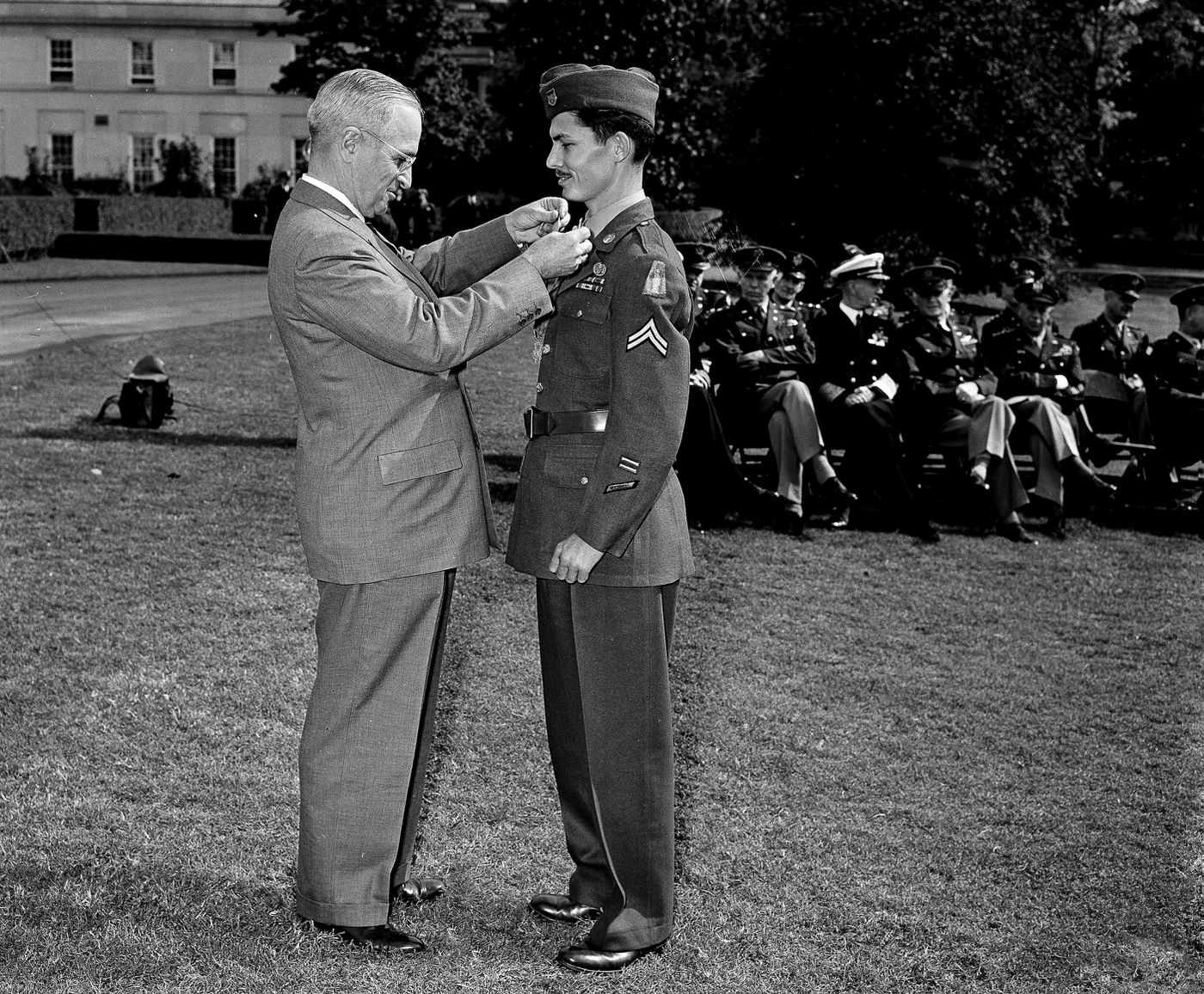 US Soldiers Who Earned The Medal Of Honor Without Touching A Weapon US Soldiers Who Earned The Medal Of Honor Without Touching A Weapon